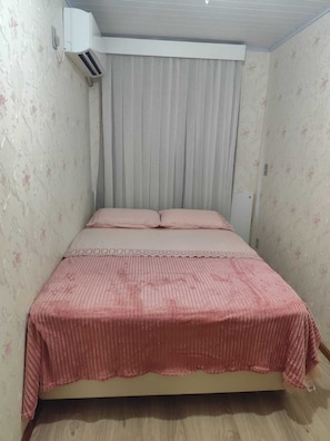 Quarto casal standard | Frigobar, espaço de trabalho para notebook, cortinas blackout