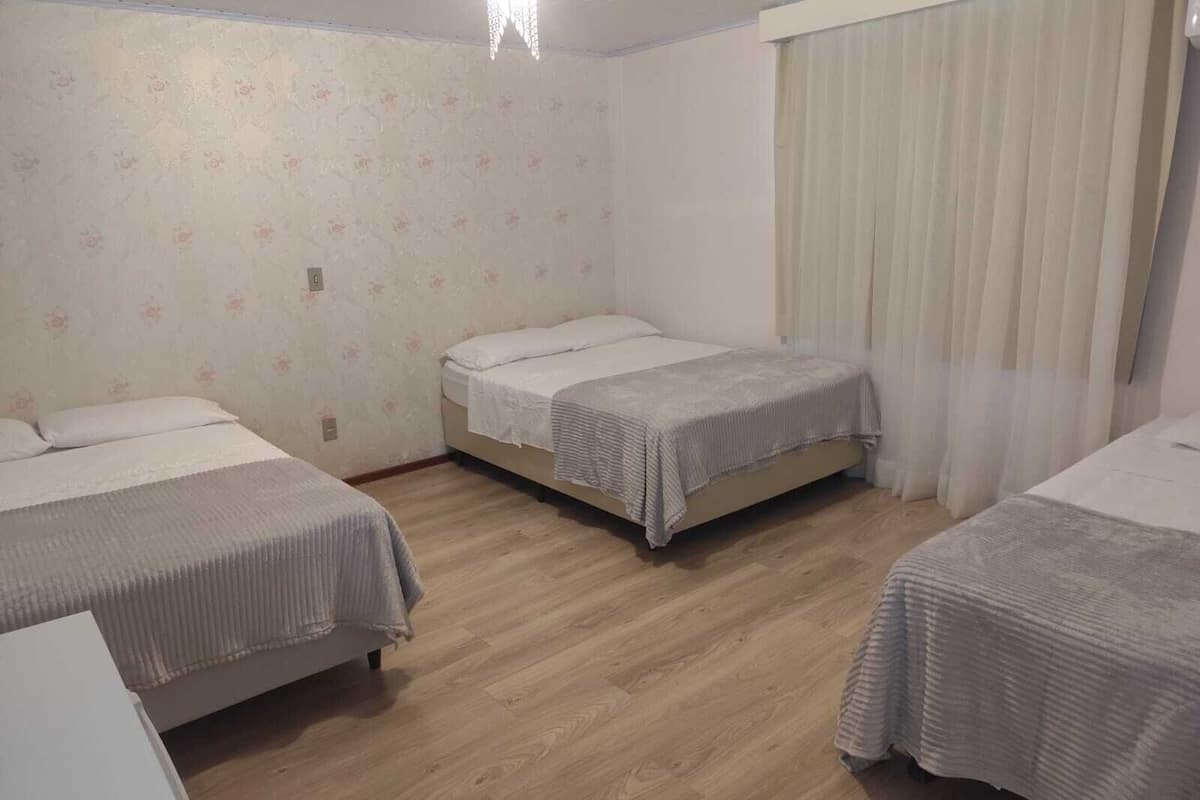 Quarto Familiar | Minibar, secretária adequada para computadores portáteis