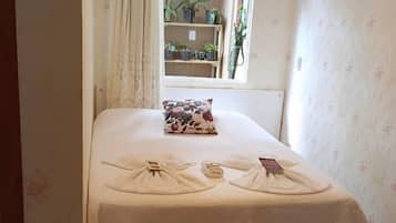 Quarto Duplo Standard | Minibar, secretária adequada para computadores portáteis