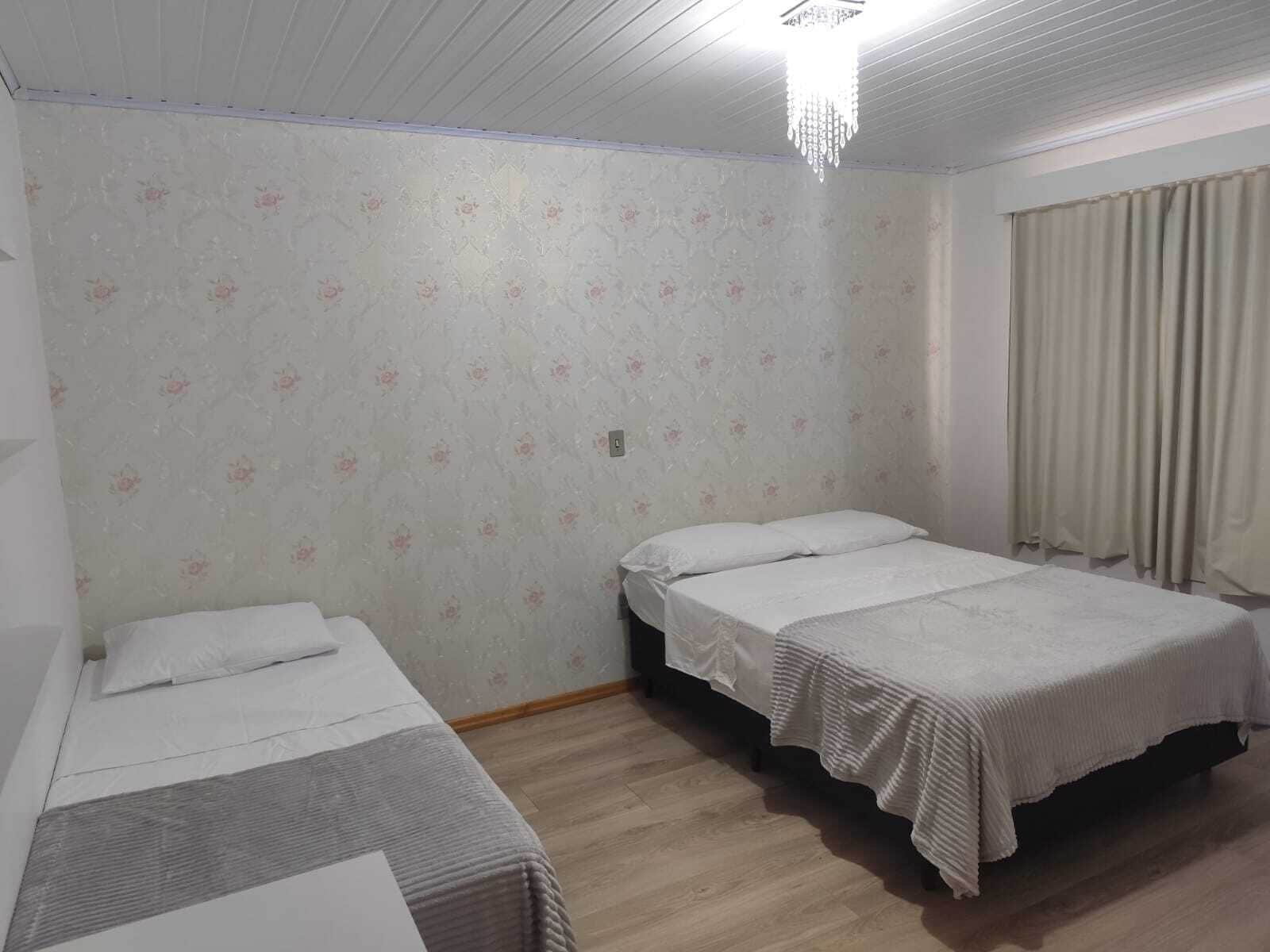 Quarto Triplo Standard | Minibar, secretária adequada para computadores portáteis 