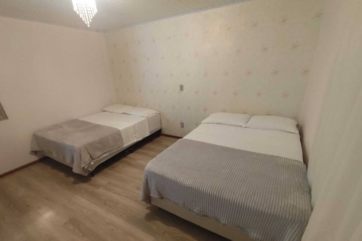 Minibar, secretária adequada para computadores portáteis