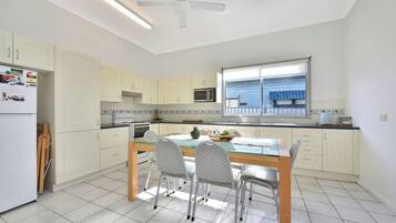 Casa, 3 quartos | Cozinha privada | Um frigorífico/congelador grande, um micro-ondas, um forno