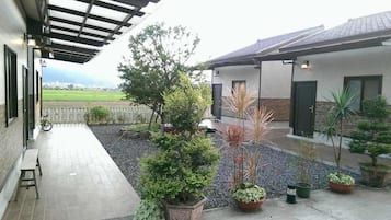 Casa Familiar, 2 camas de casal, casa de banho anexa, junto ao jardim | Vista do quarto