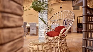 Café da manhã com buffet todos os dias (EUR 12.80 por pessoa)