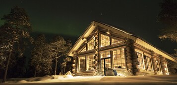 Fachada do alojamento (tarde/noite)