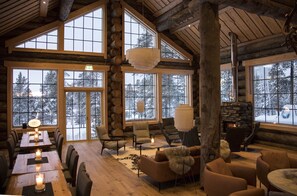 Café da manhã, almoço e jantar; culinária local