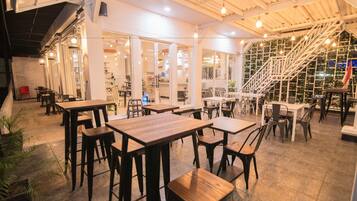 Café da manhã, almoço e jantar; local e internacional