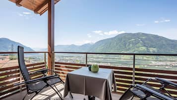 Quarto casal superior, sacada (with view) | Roupas de cama premium, cofres nos quartos, escrivaninha