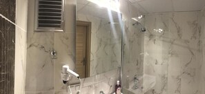 Quarto Triplo Standard | Casa de banho | Um polibã, um chuveiro fixo, artigos de higiene pessoal grátis 