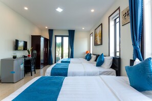 Quarto Triplo Familiar | Minibar, secretária, Wi-fi grátis