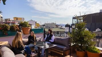 Roupas de cama antialérgicas, frigobar, cofres nos quartos