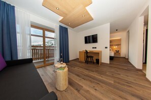 Um polibã, um chuveiro fixo, artigos de higiene pessoal grátis 