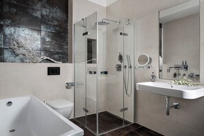 Apartamento Deluxe, terraço | Casa de banho | Uma combinação polibã/banheira, uma banheira de imersão total 