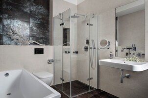Apartamento luxo, terraço | Banheiro | Chuveiro/banheira combinados, banheira de imersão