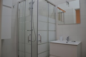 Quarto Triplo | Casa de banho | Um polibã, artigos de higiene pessoal grátis, um secador de cabelo 