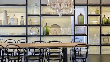 Este bar de cocktails, com espaço para refeições ao ar livre