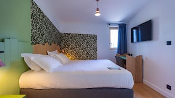 1 quarto, com mobília individualizada, secretária