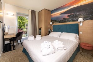 Quarto superior, 1 cama Queen, sacada, vista para o jardim | Frigobar, cofres nos quartos, individualmente decorados