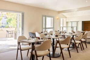 Café da manhã com buffet todos os dias mediante uma taxa
