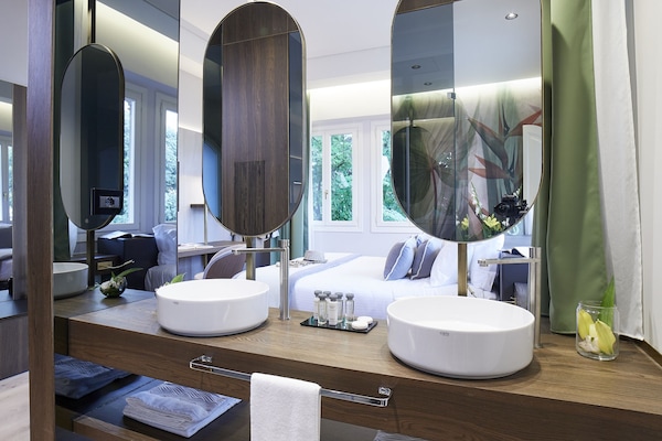 Quarto Duplo ou Twin Deluxe | Casa de banho | Um polibã, um chuveiro fixo, artigos de higiene pessoal grátis