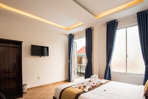 Quarto Duplo Deluxe | Minibar, secretária, cortinas/cortinados opacos, ferro/tábua de engomar