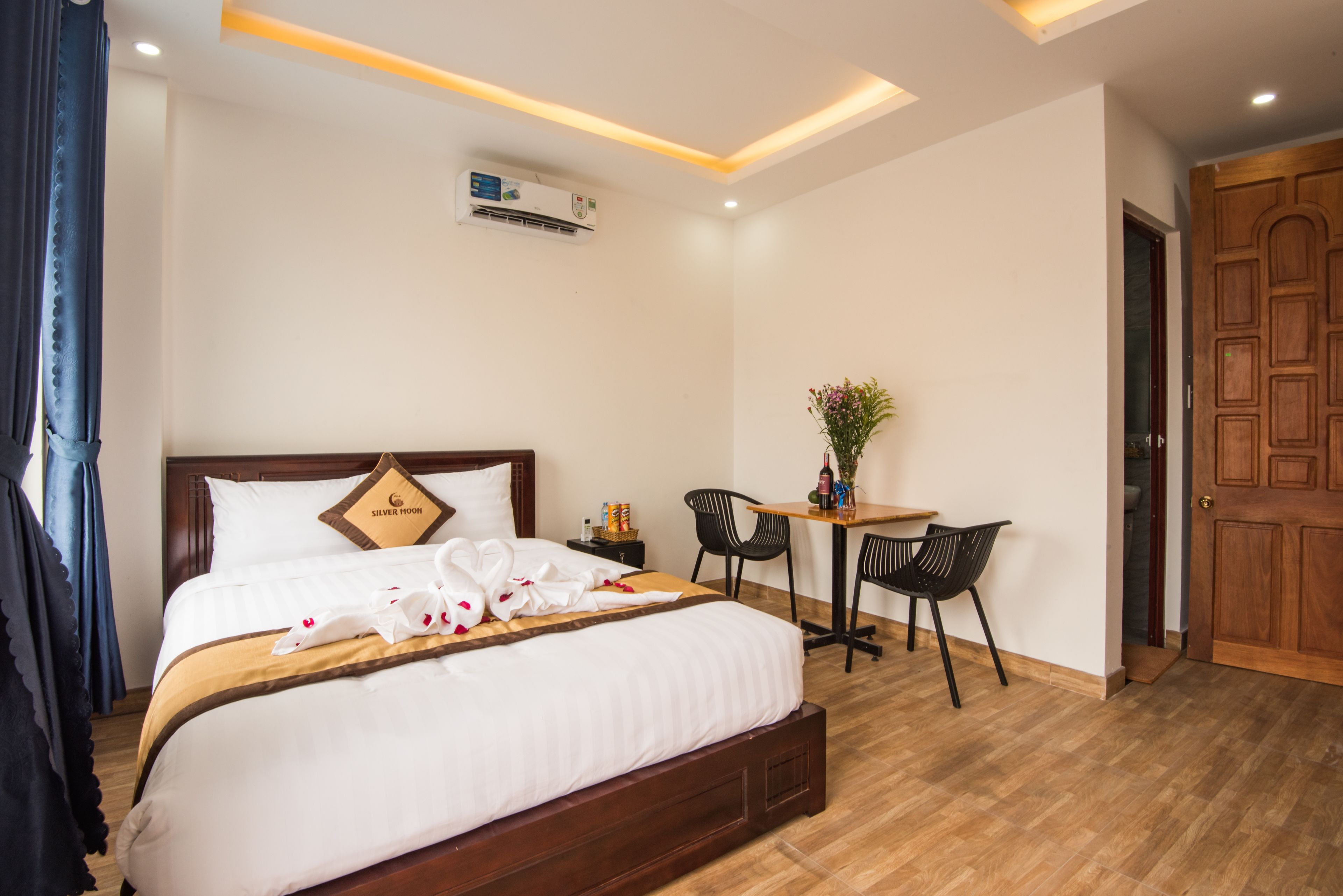 Quarto casal luxo | Frigobar, escrivaninha, cortinas blackout, ferros/tábuas de passar roupa