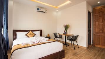 Quarto casal luxo | Frigobar, escrivaninha, cortinas blackout, ferros/tábuas de passar roupa