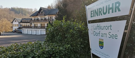 Placa com a inscrição 'EINRUHR' e 'Luftkuort Dorf am See', indicando um local.