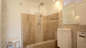 Suite Clássica | Casa de banho | Um polibã, um secador de cabelo, toalhas fornecidas, champô