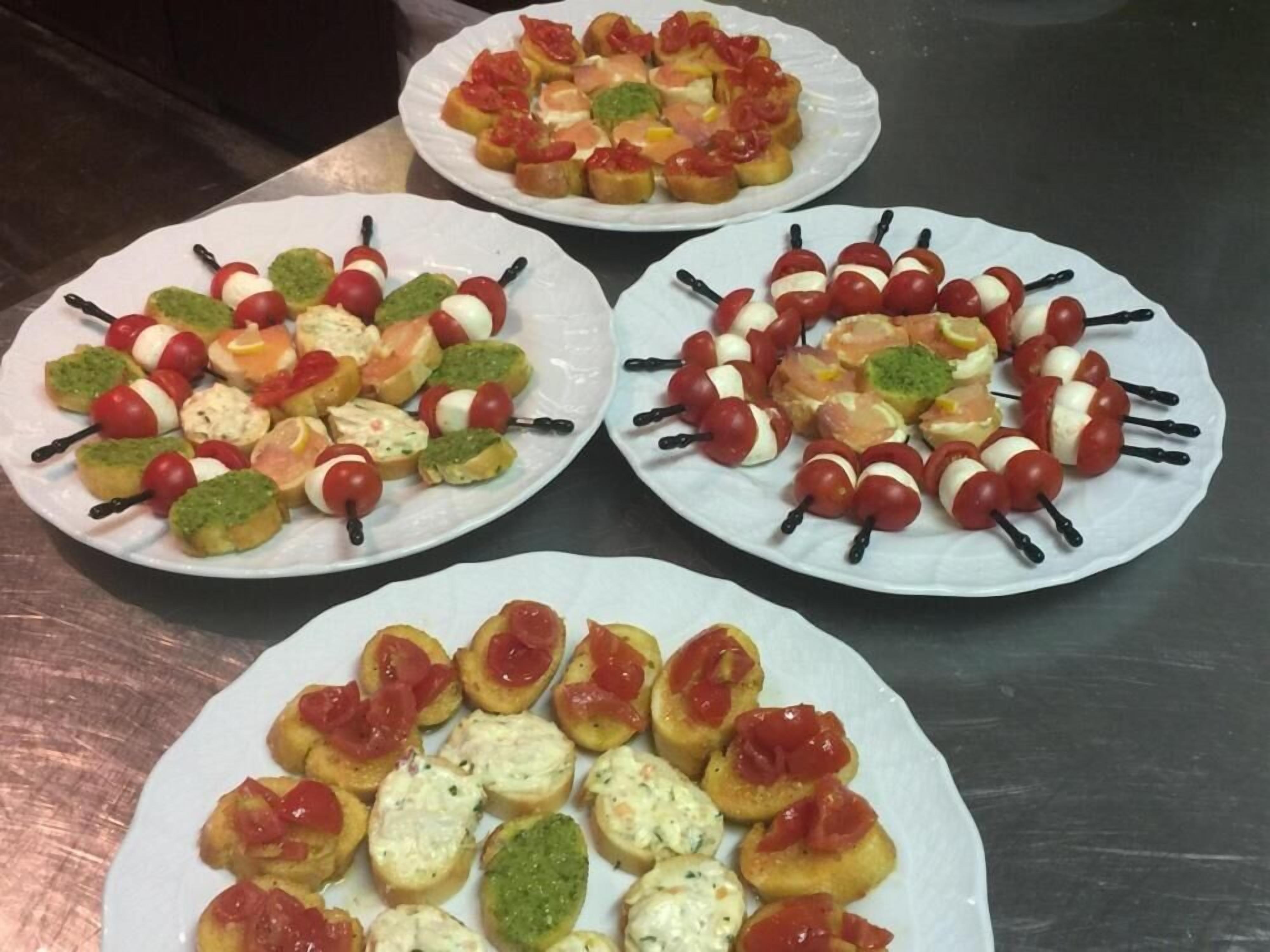 Três pratos de aperitivos com diferentes acompanhamentos.