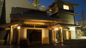 Fachada do alojamento (tarde/noite)