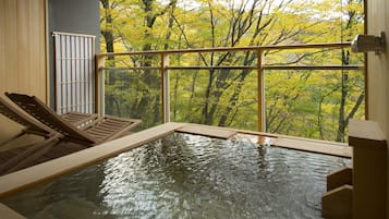 Quarto Twin Deluxe, não fumadores (Forest View, C-in 3-6pm, JP Breakfast) | Casa de banho | Um polibã e uma banheira separados, uma banheira de imersão total