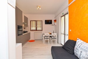 Apartamento, 2 quartos (242/545) | Sala de estar | Televisor 