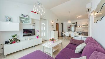 Apartamento, 2 quartos (611/14714) | Sala | TV de ecrã plano