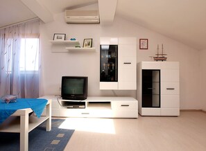 Apartamento, 1 quarto (734/1718) | Sala de estar | TV