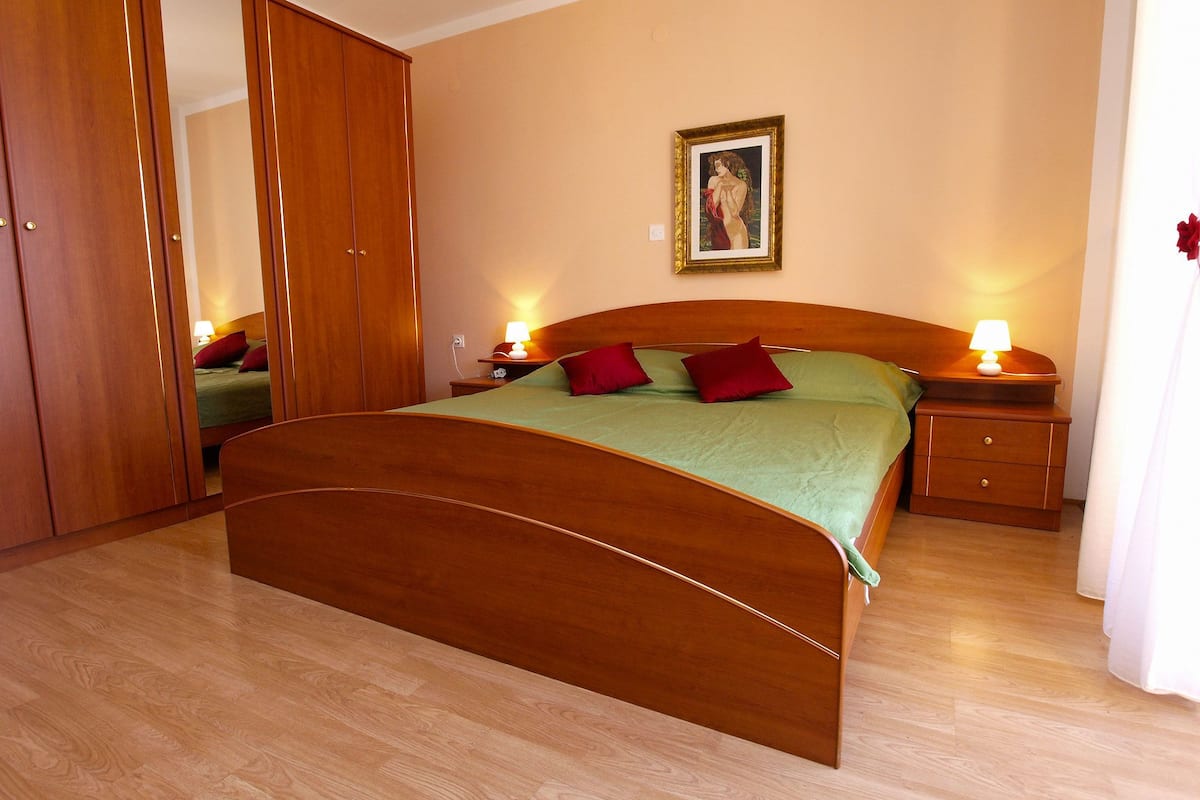 Apartamento, 2 quartos (994/3135) | 2 quartos, ferros/tábuas de passar roupa, Wi-Fi de cortesia