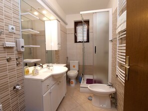 Apartamento, 2 quartos (994/3135) | Casa de banho | Um polibã, um secador de cabelo, toalhas fornecidas 