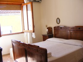 Roupa de alta qualidade, cofre no quarto, secretária