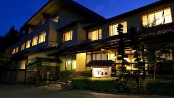 Fachada do alojamento (tarde/noite)