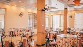 Café da manhã, almoço e jantar