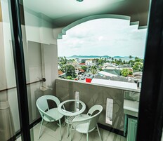 Cofre no quarto, cortinas/cortinados opacos, camas desdobráveis 