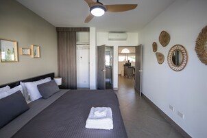 Superior apartment with balcony | Cofres nos quartos, ferros/tábuas de passar roupa, Wi-Fi de cortesia