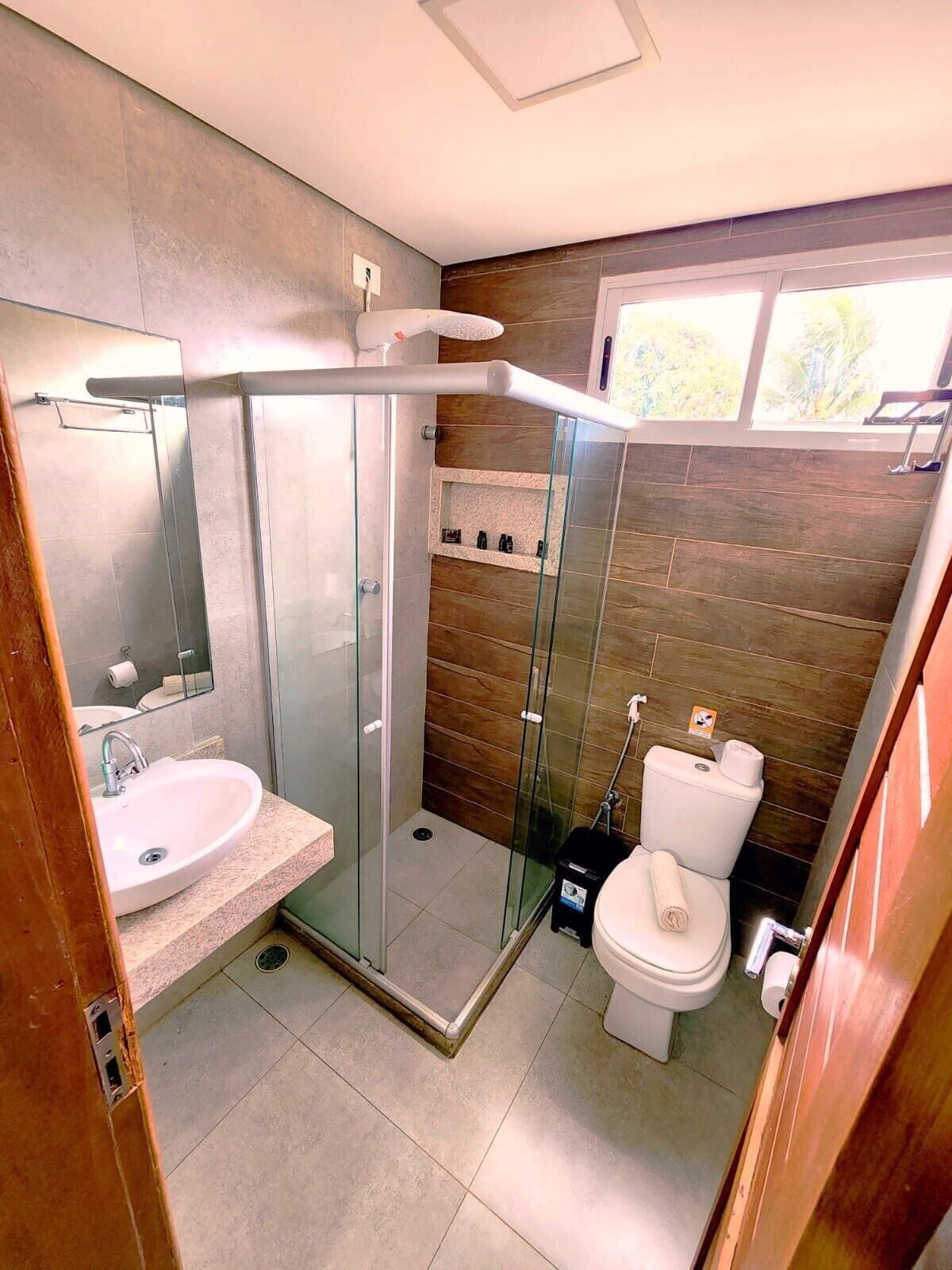 Master suite | Casa de banho | Um polibã, artigos de higiene pessoal grátis, toalhas fornecidas 