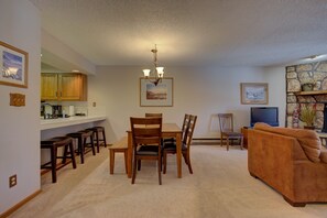 Apartamento Signature, 2 quartos, banheira de hidromassagem grande, vista para a montanha | Refeições no quarto