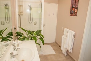 Quarto casal conforto, 1 cama Queen, banheiro privativo | Banheiro | Produtos de toalete grátis, roupões de banho