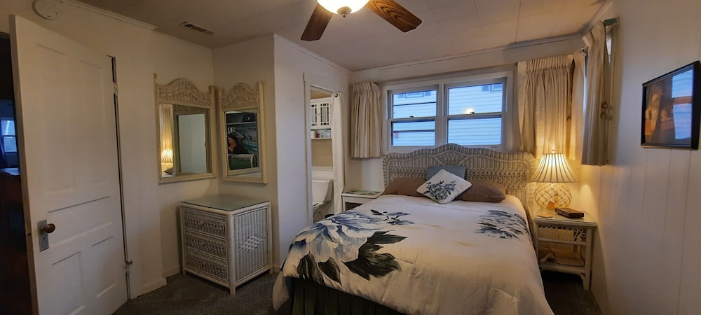 Stone Skip To The Beach. Spacious & Cozy - South Haven, MI