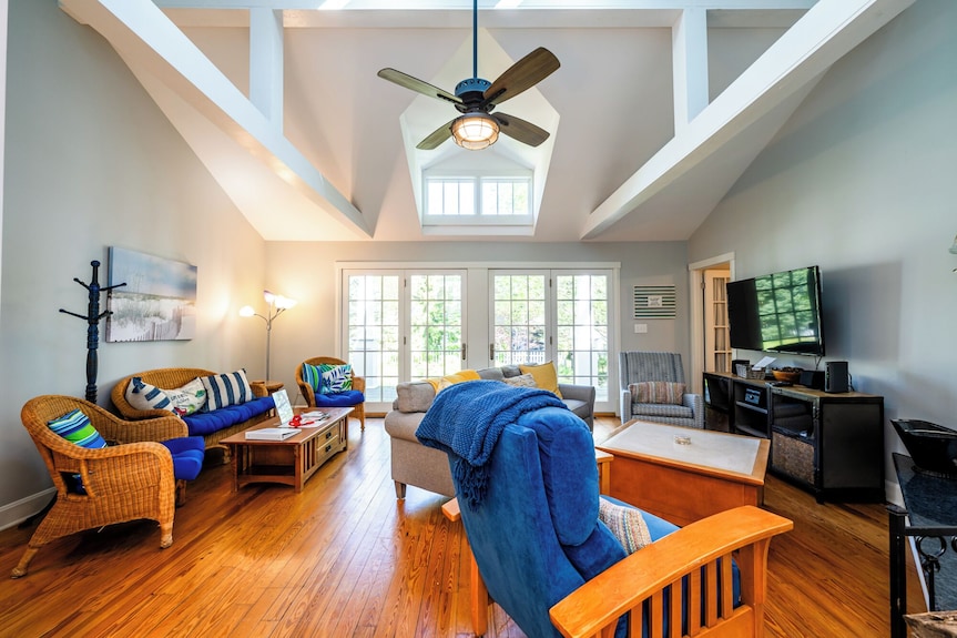 Sunnyside Cottage En El Corazón De Lakeside Con Jacuzzi! - Míchigan