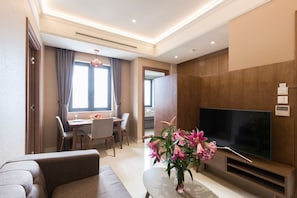 Apartamento, 1 quarto | Sala de estar | Televisor LCD 