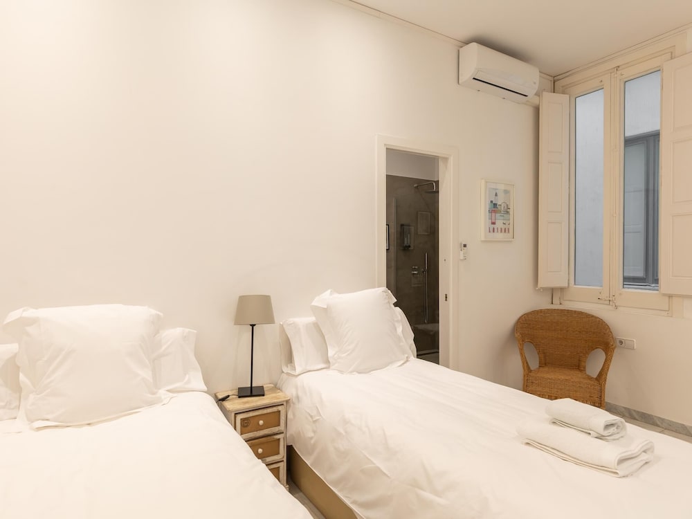 Large Two Bedroom Apartment - La Barceloneta
