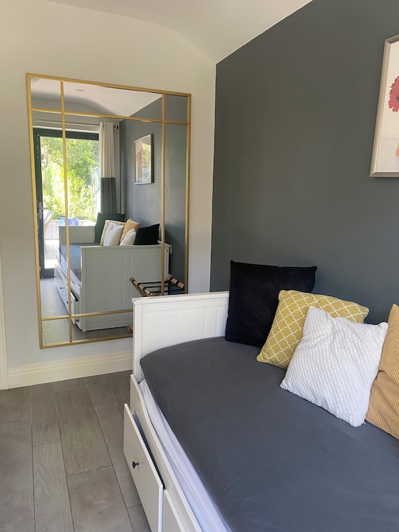 Entire Place | Own Entrance | Kitchen | Garden | Wifi | Walk To Tube | Parking - Harrow